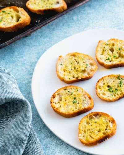 Best Garlic Toast (Quick & Easy!) – A Couple Cooks