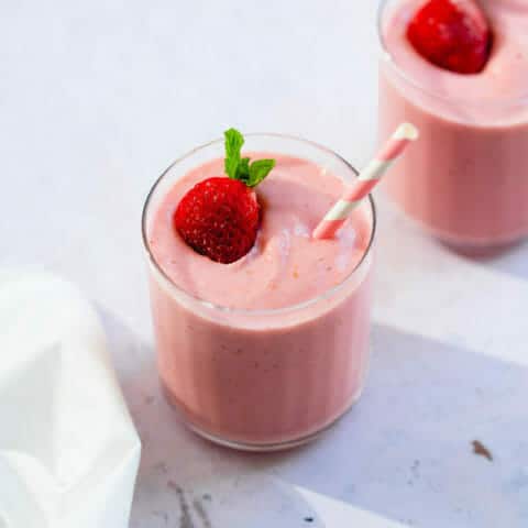 Perfect Strawberry Smoothie Recipe (5 Ingredients)