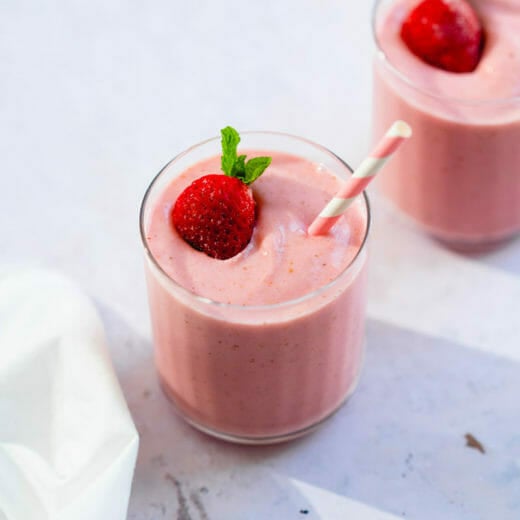 Perfect Strawberry Smoothie Recipe (5 Ingredients)