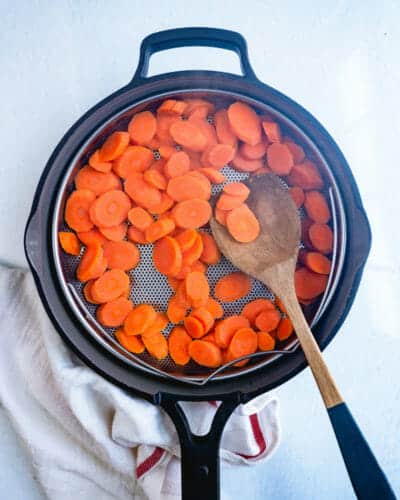 Easy Steamed Carrots – A Couple Cooks