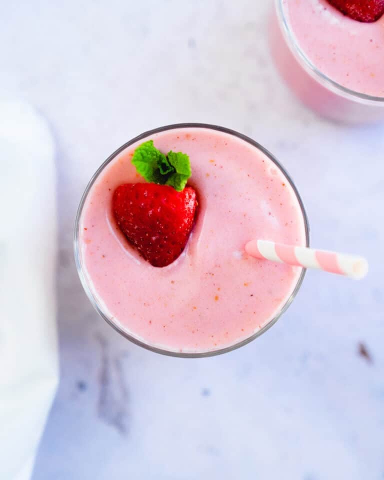 Perfect Strawberry Smoothie Recipe (5 Ingredients)